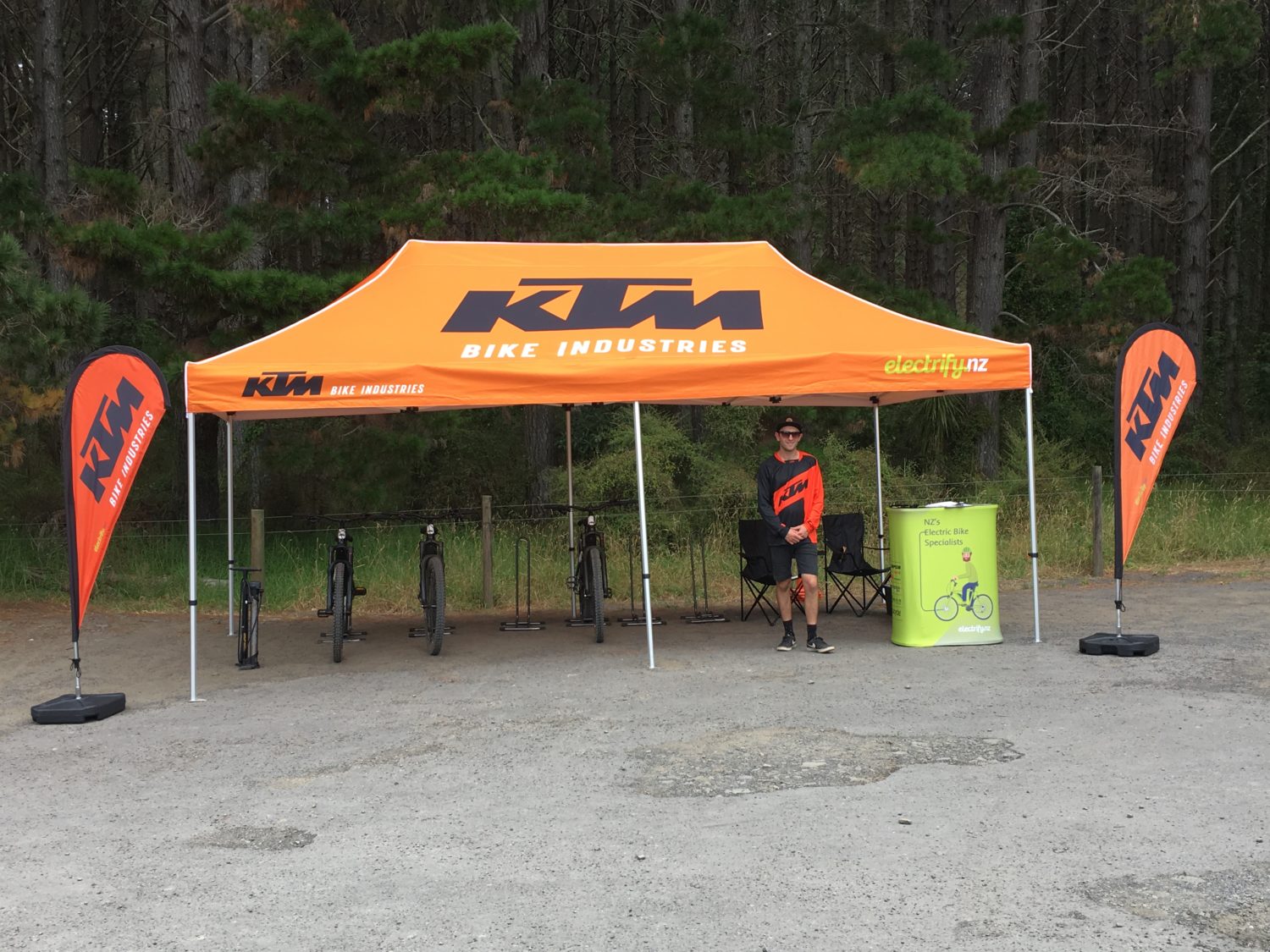 HOME - Flag Signs NZ | Teardrop Flag Banners | Footpath Signs